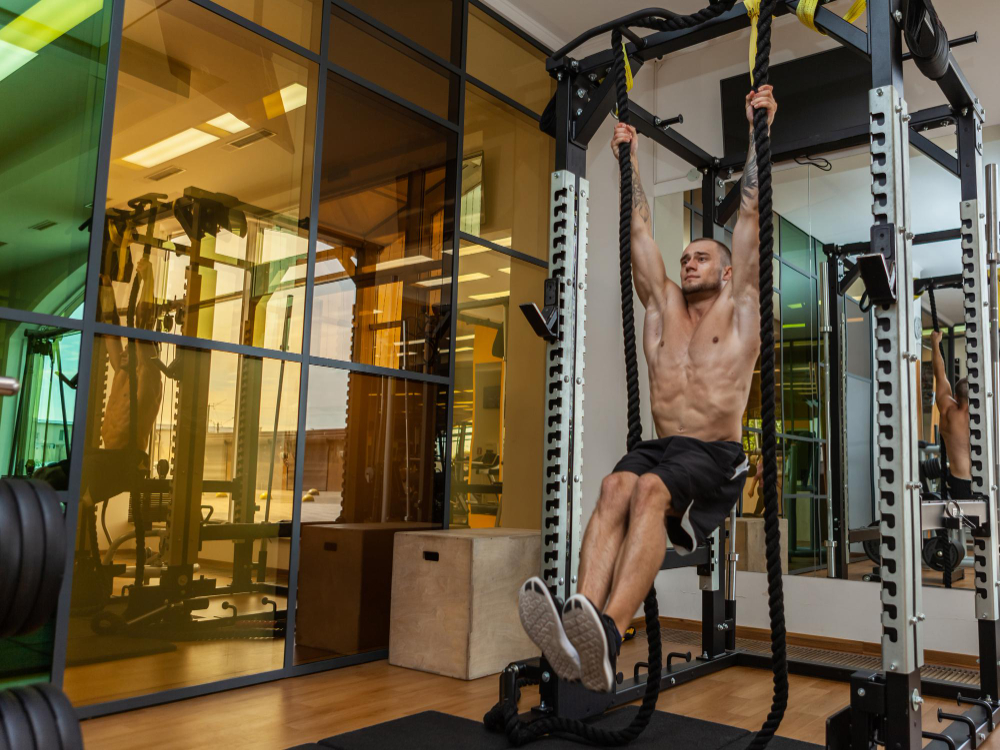 young-muscular-fitness-man-training-abdominal-muscles-while-hanging ...